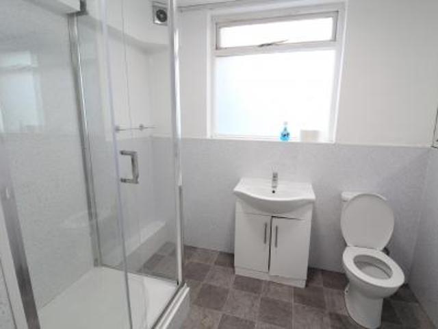 5 bedroom Flat To Let