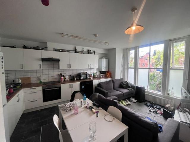 5 bedroom Flat To Let