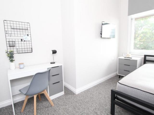 5 bedroom Flat To Let