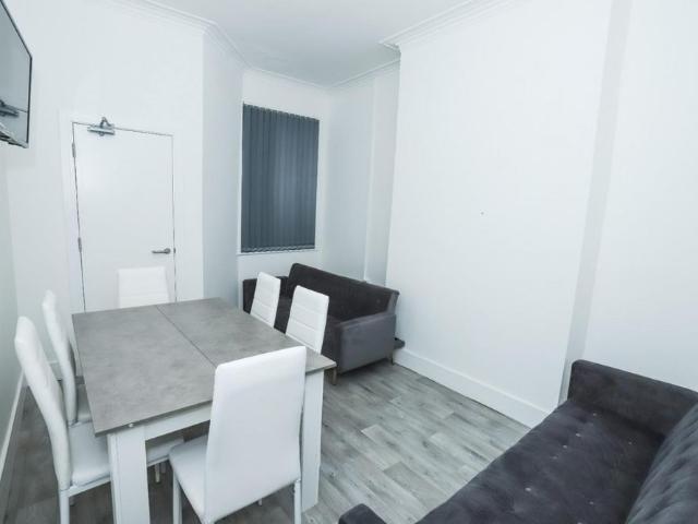 5 bedroom Flat To Let Total Size: 1217 SQ FT