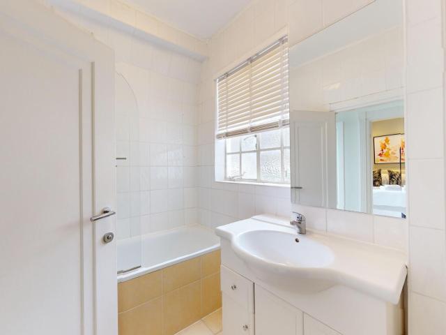 5 bedroom flat to rent on Park Road, London