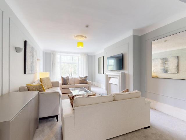 5 bedroom flat to rent on Park Road, London