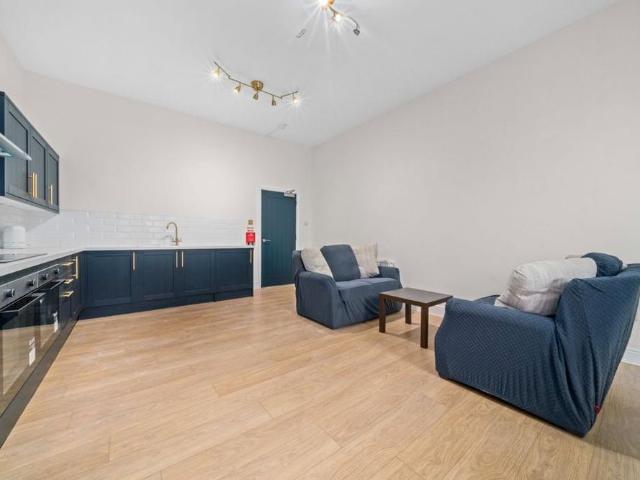 5 bedroom flat to rent