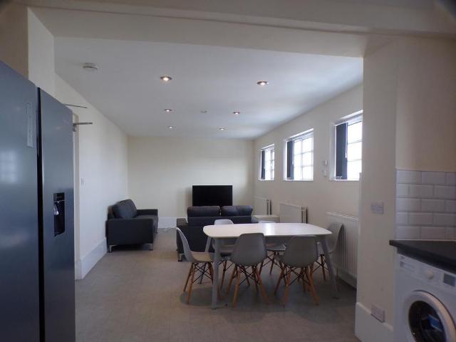 5 bedroom flat to rent