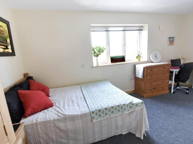 5 bedroom flat to rent