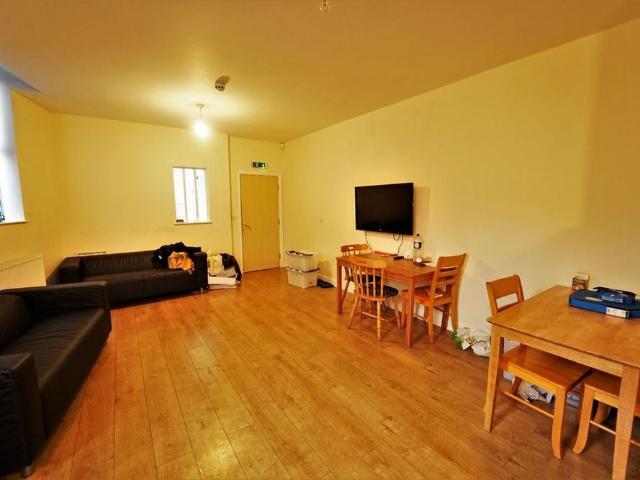 5 bedroom flat to rent
