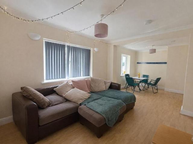 5 bedroom flat to rent