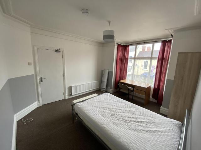 5 bedroom flat to rent
