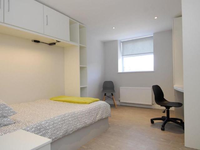 5 bedroom flat to rent