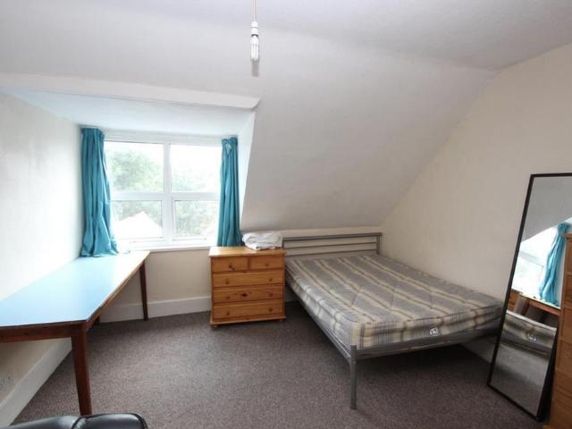 5 bedroom flat to rent