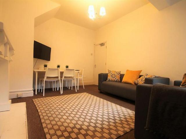5 bedroom flat to rent