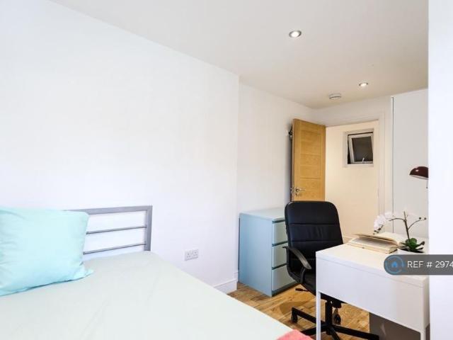 5 bedroom flat to rent
