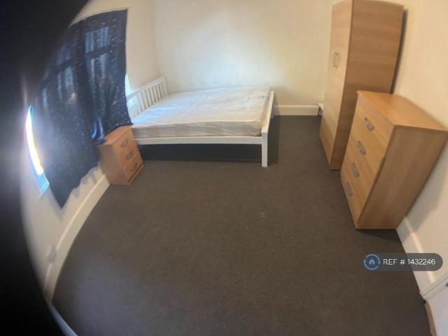 5 bedroom flat to rent