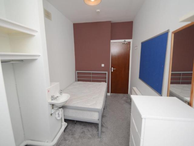 5 bedroom flat to rent