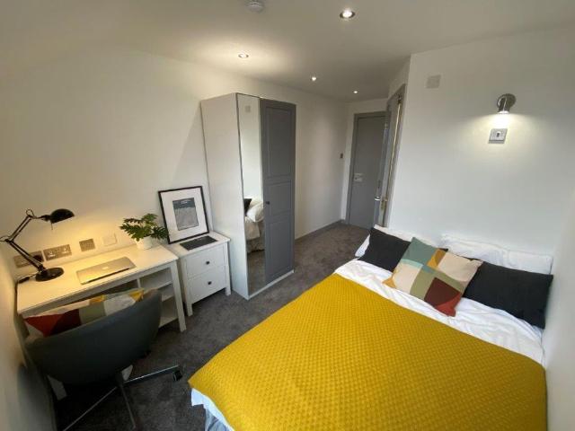 5 bedroom flat to rent