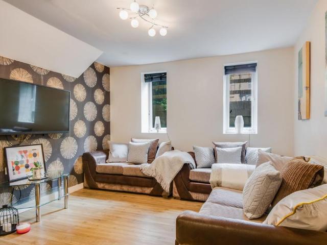5 bedroom flat to rent