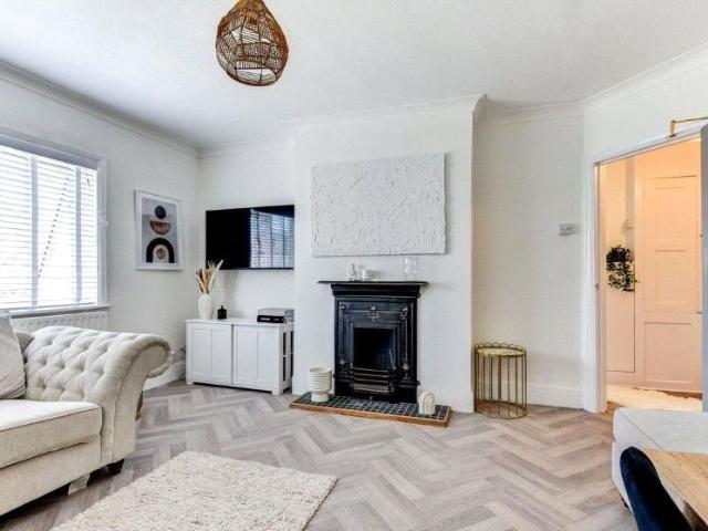 5 bedroom flat to rent