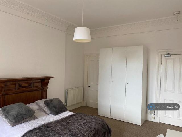 5 bedroom flat to rent