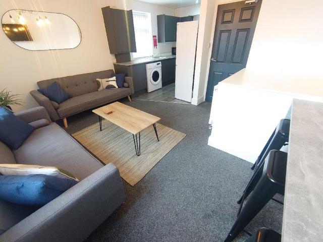 5 bedroom flat to rent