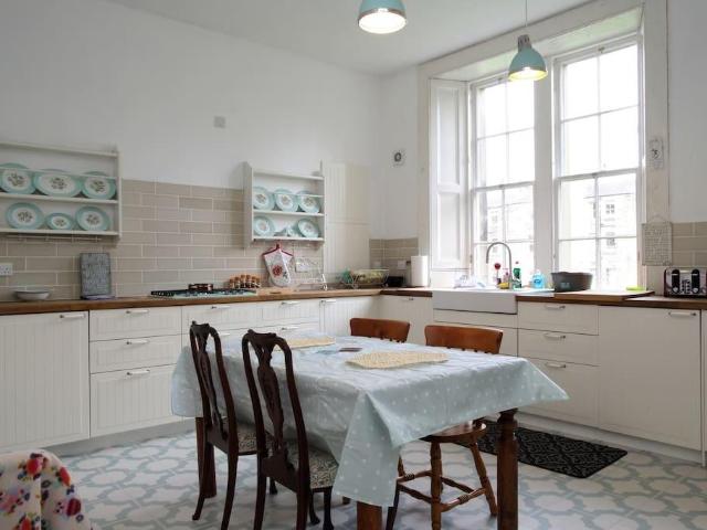 5 bedroom flat to rent