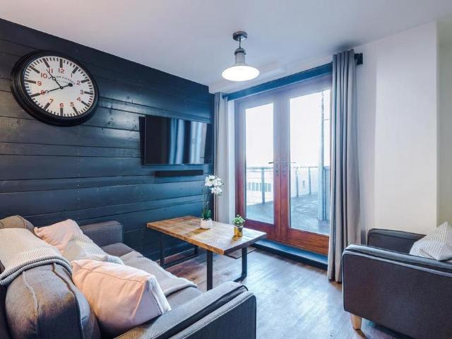 5 bedroom flat to rent