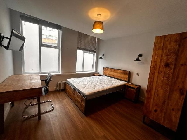 5 bedroom flat to rent