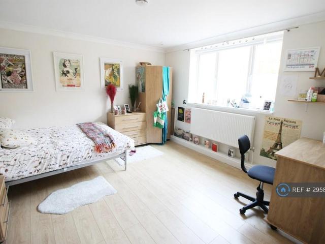 5 bedroom flat to rent