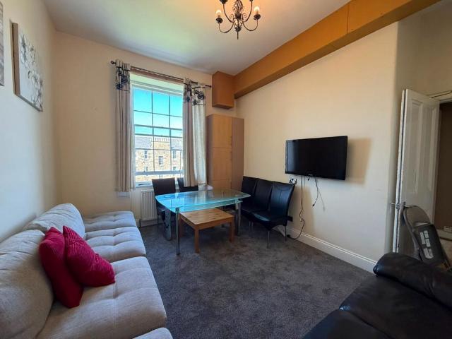 5 bedroom flat to rent
