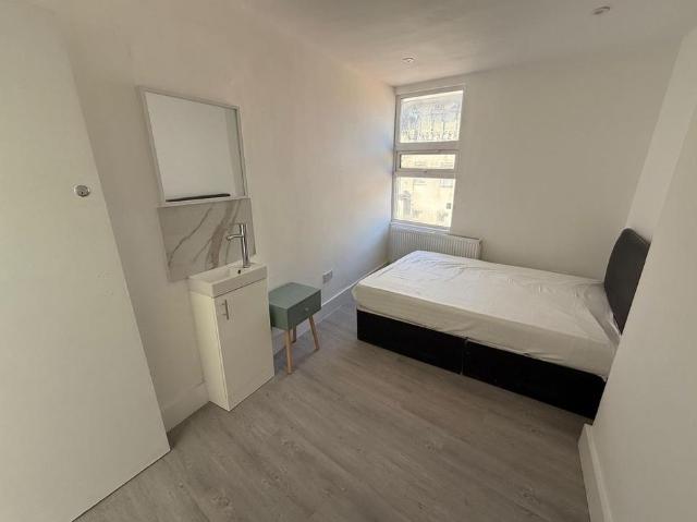 5 bedroom flat to rent