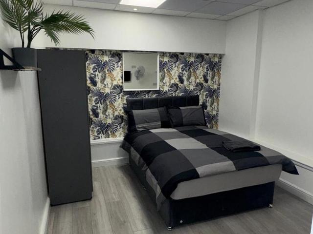 5 bedroom flat to rent