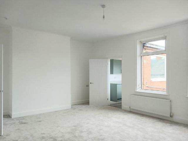 5 bedroom flat for sale