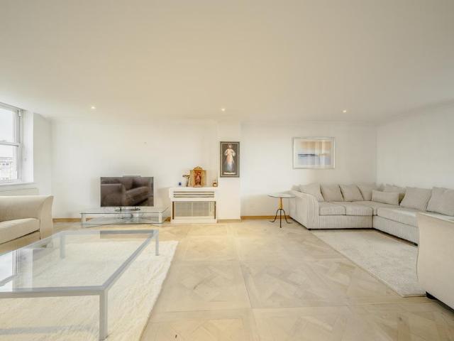 5 bedroom flat for sale