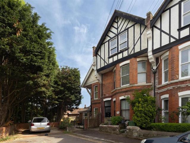 5 bedroom flat for sale