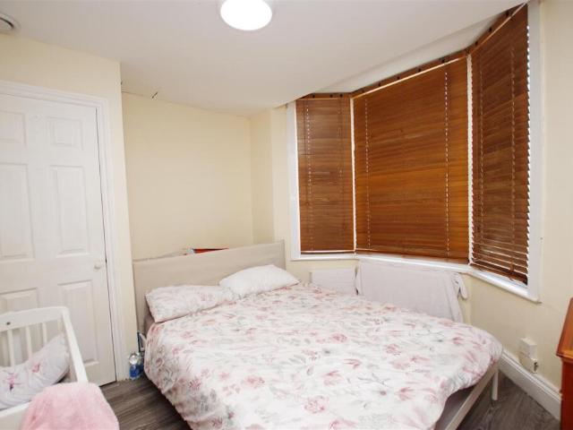 5 bedroom flat for sale in County Road, Town Centre, Swindon, SN1