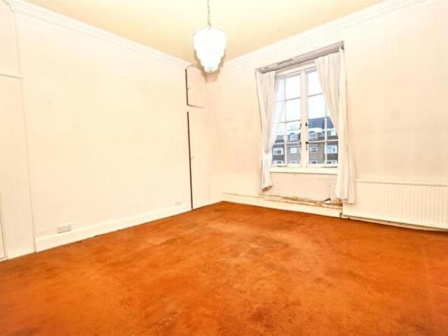5 bedroom flat for sale in Hartington Place, Eastbourne, BN21