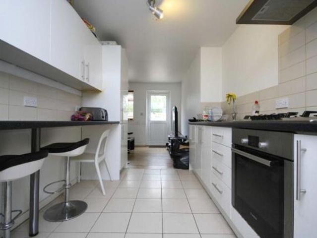 5 bedroom flat for rent in Victoria Road, Kingston Upon Thames, KT1