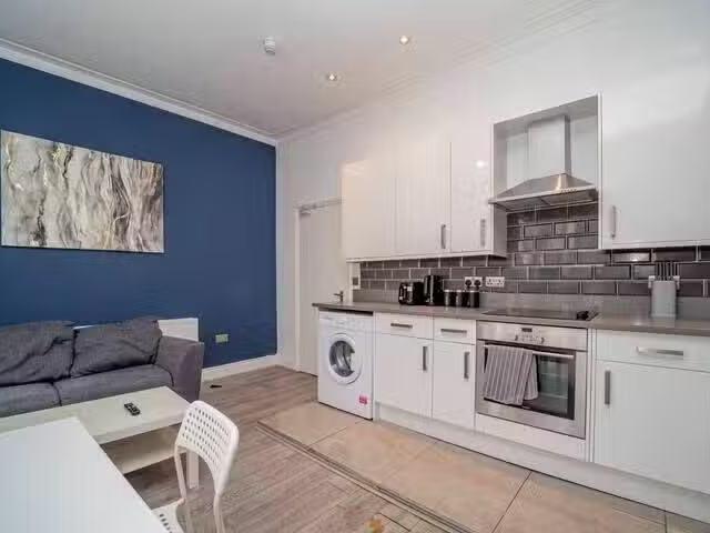 5 bedroom flat for rent in Western Road, Hove, BN3
