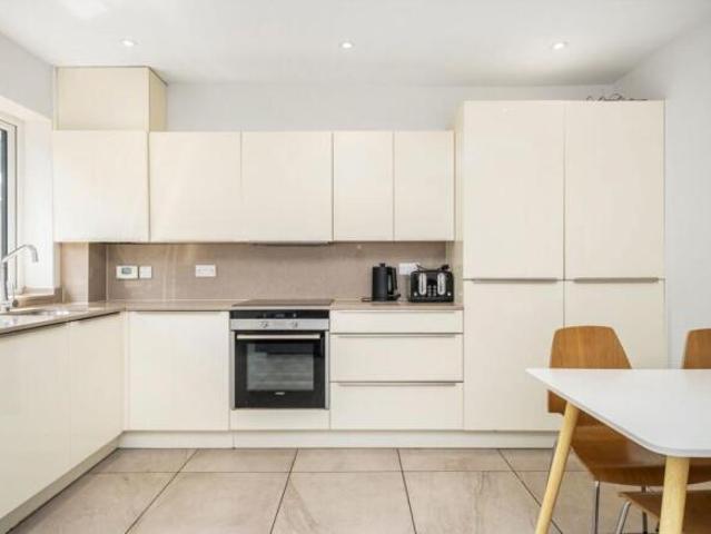 5 bedroom flat for rent in Barnfield Place, Canary Wharf, E14