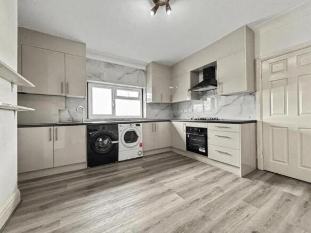 4 bedroom flat for rent in Church Lane, London, NW9