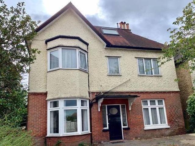 5 bedroom flat for rent in Five Double Bedroom Student Flat Winton BH9