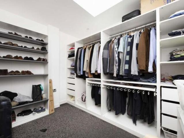 5 bedroom flat for rent in Great West Road, Brentford, TW8