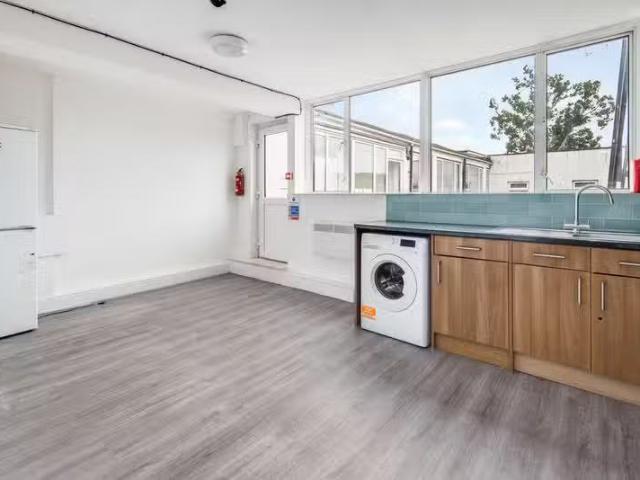 5 bedroom flat for rent in High Road,5 Bed, 5 Bath, 2 Kitchens.