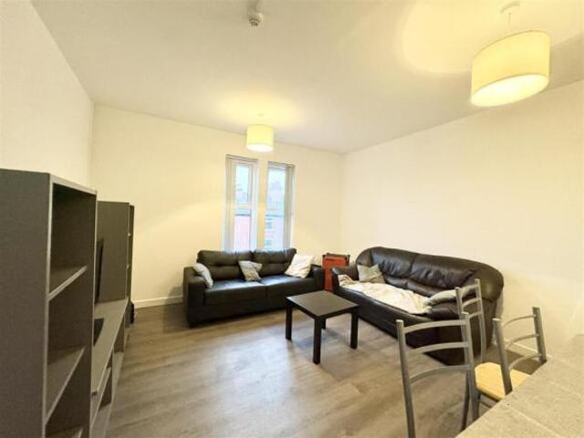 5 bedroom flat for rent in Holden Street, Nottingham, NG7