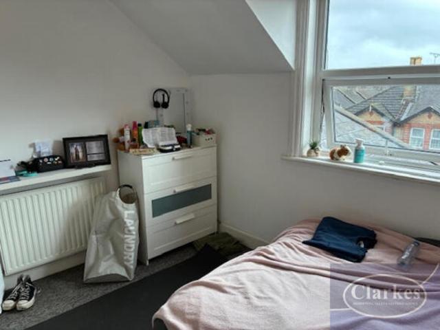 5 bedroom flat for rent in, Holdenhurst Road, BOURNEMOUTH, BH8