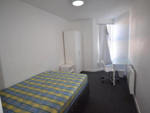 5 bedroom flat for rent in Holdenhurst Road, Bournemouth, Dorset BH8