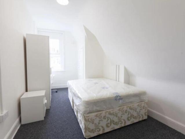 5 bedroom flat for rent in Holdenhurst Road, Bournemouth, Dorset BH8