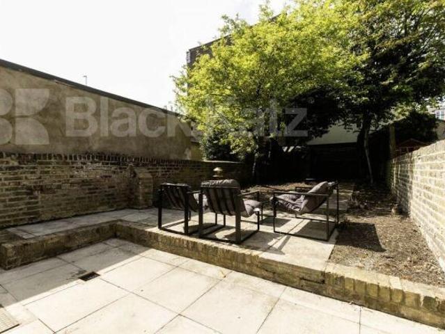 5 bedroom flat for rent in Hornsey Road, Holloway N7