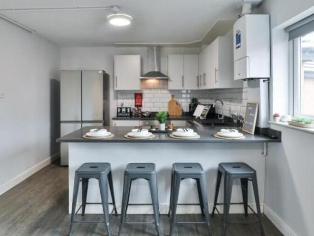 5 bedroom flat for rent in Royal Park Road, Hyde Park, Leeds, LS6