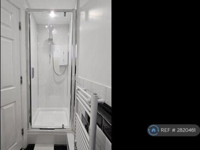 5 bedroom flat for rent in Strafford House, London, SE8