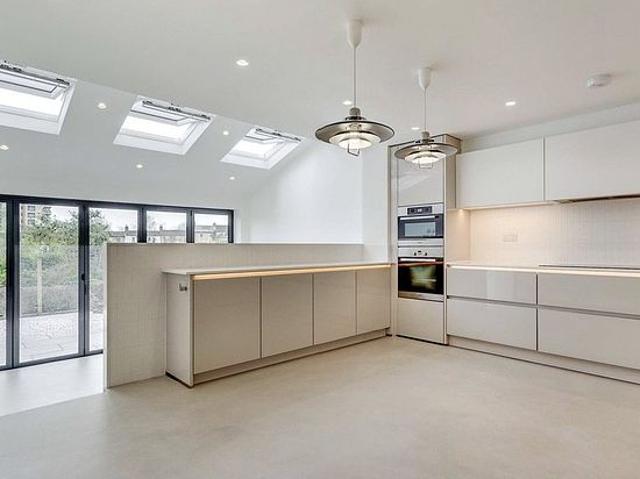 5 bedroom flat in London
